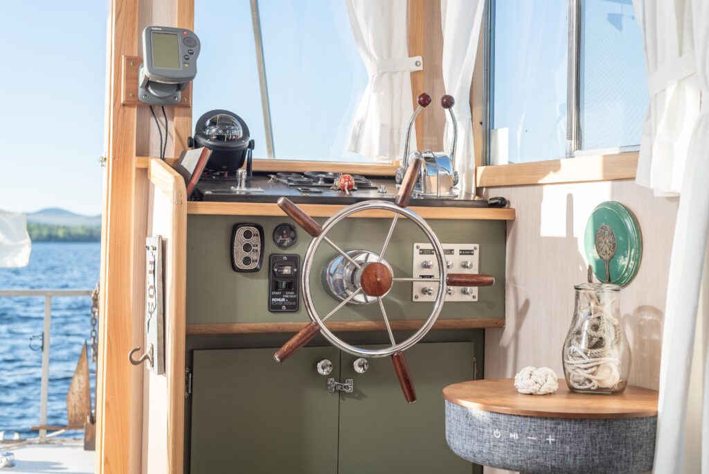 NOMAD Home Page – The FLOATING NOMAD Houseboat Rentals